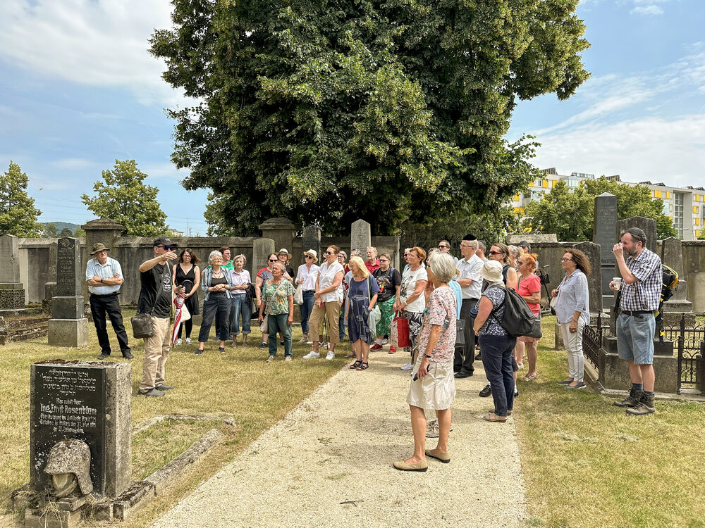 Großes Interesse am Jüdischen Friedhof und am St. Barbara Friedhof: Barbarafriedhof Linz